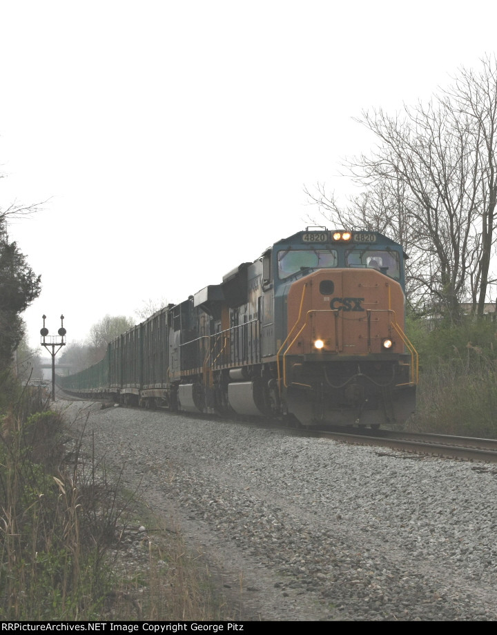 CSX 4820 and CSX train Q702